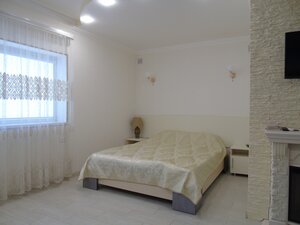 Skazka (ulitsa Germanenko No:14, Khadyzhensk), otel  Hadyjensk'ten