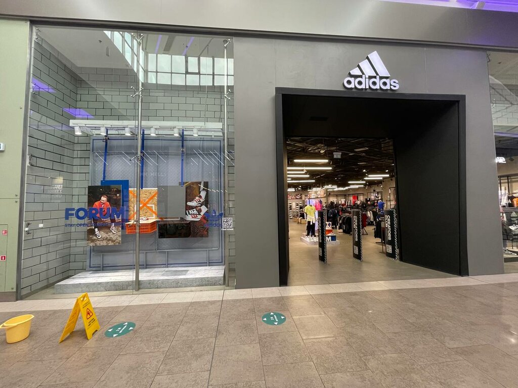 Spor giyim ve ayakkabı Adidas, Moskova, foto