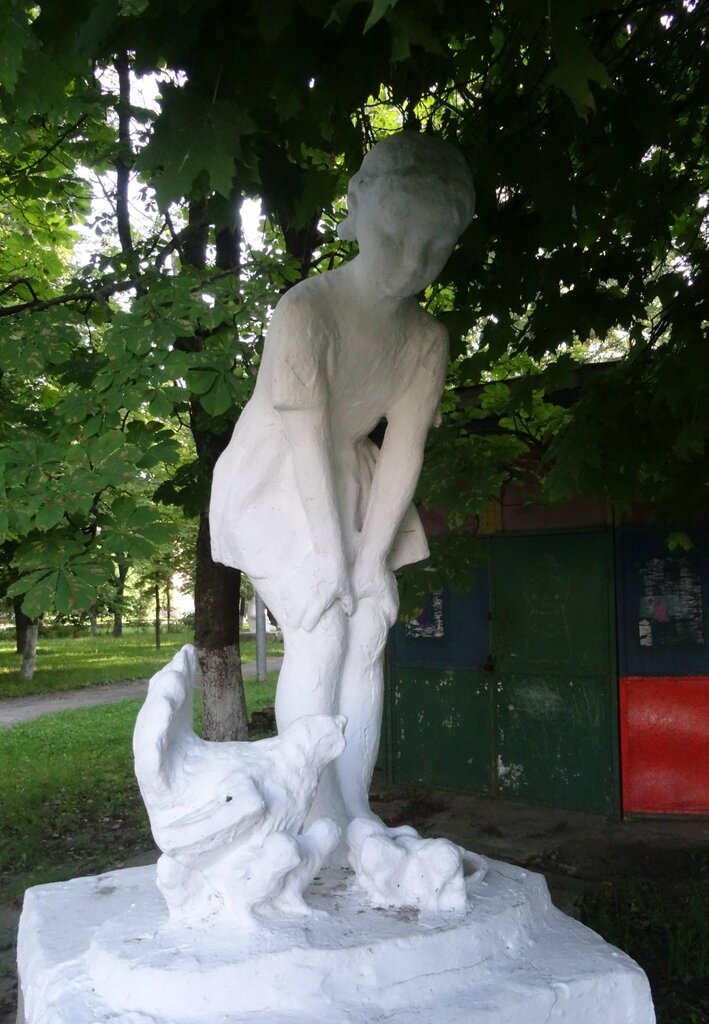 Park, sokak heykeli Девочка с курицами, Kursk, foto
