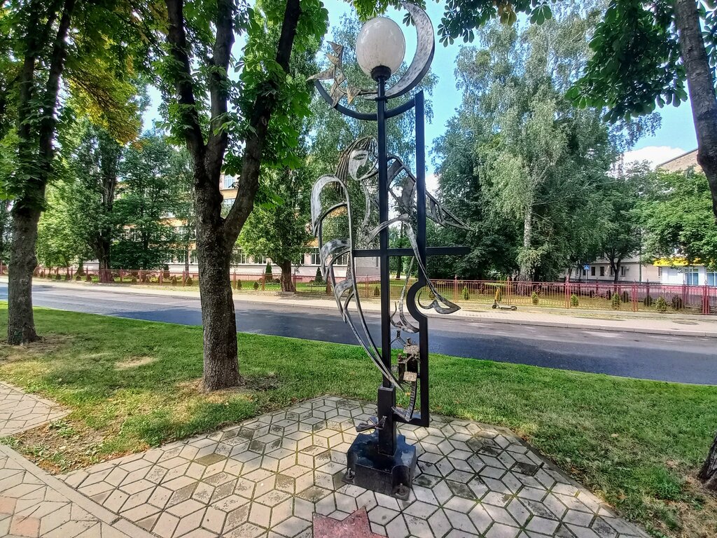 Park, sokak heykeli Ангел, Brest, foto