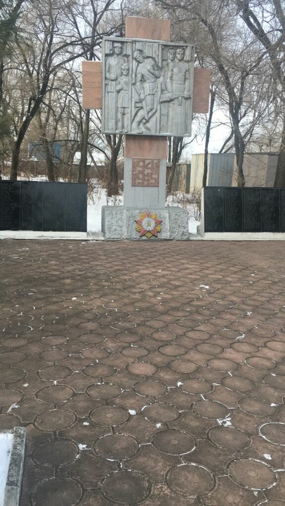 Anıt, heykel Монумент памяти бойцов, умерших от ран в 310 военном госпитале, Ussuriysk, foto