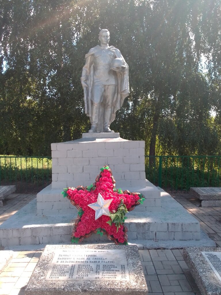 Anıt, heykel Братское захоронение советских воинов, Orlovskaya oblastı, foto