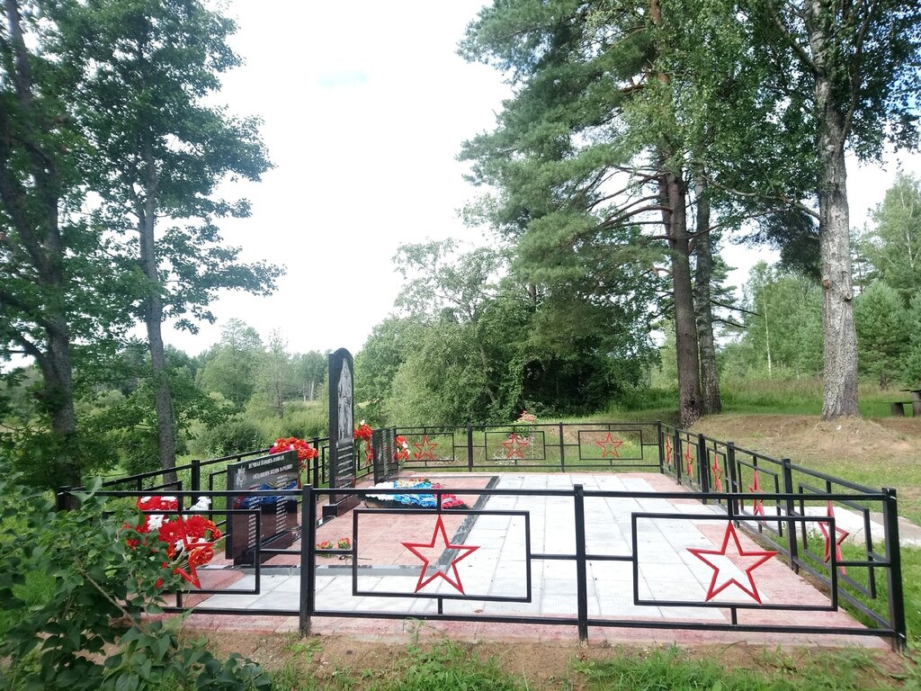 Anıt, heykel Братская могила, Pskovskaya oblastı, foto