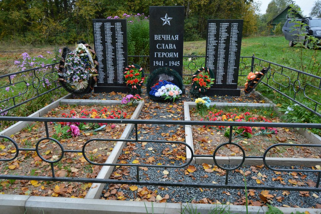 Anıt, heykel Братская могила, Pskovskaya oblastı, foto