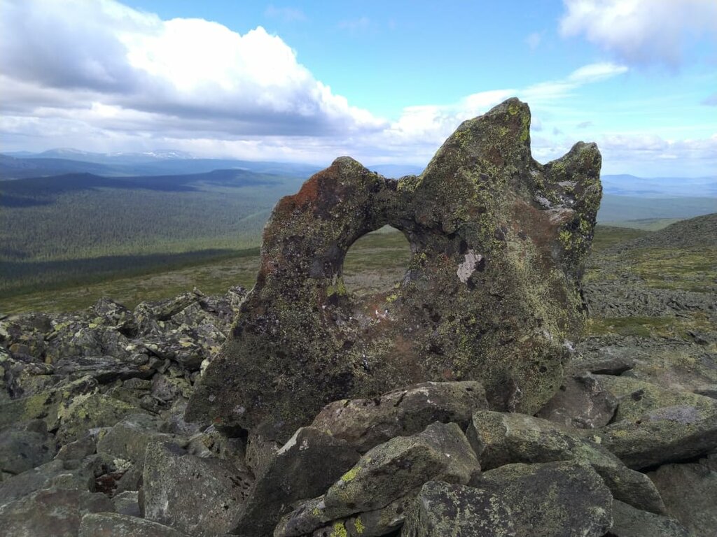Dağ zirvesi Гора Ольвинский камень, Sverdlovskaya oblastı, foto