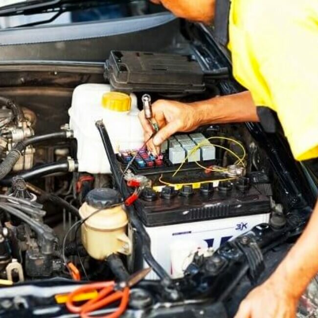 Akümülatör ve şarj cihazları Car battery delivery and replacement service, Abu Dabi, foto