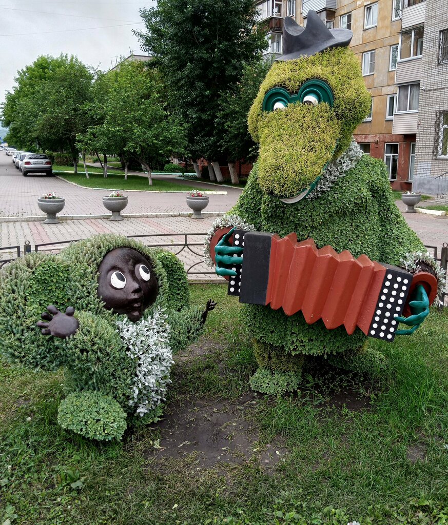 Park, sokak heykeli Крокодил Гена и Чебурашка, Krasnoyarsk, foto