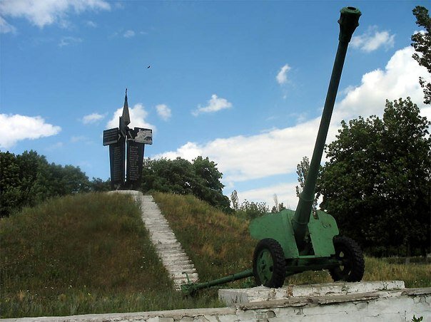 Teknoloji anıtı Советская пушка времён ВОВ, Debaltsevo, foto