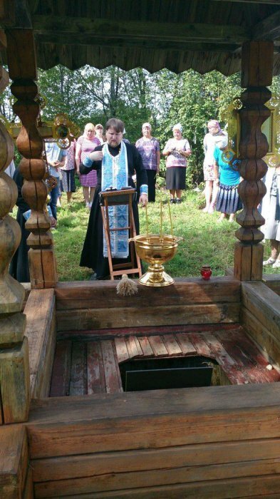 Maden suları, pınarlar ve çeşmeler Svyatoy istochnik ikony Troyeruchitsa Presvyatoy Bogoroditsy, Vologodskaya oblastı, foto