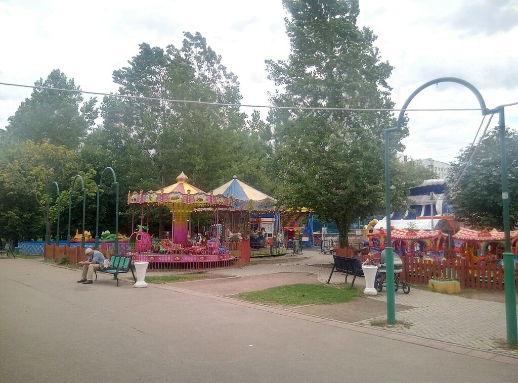 Lunapark Detskaya lodka s elektrodvigatelem Drakon, Moskova, foto