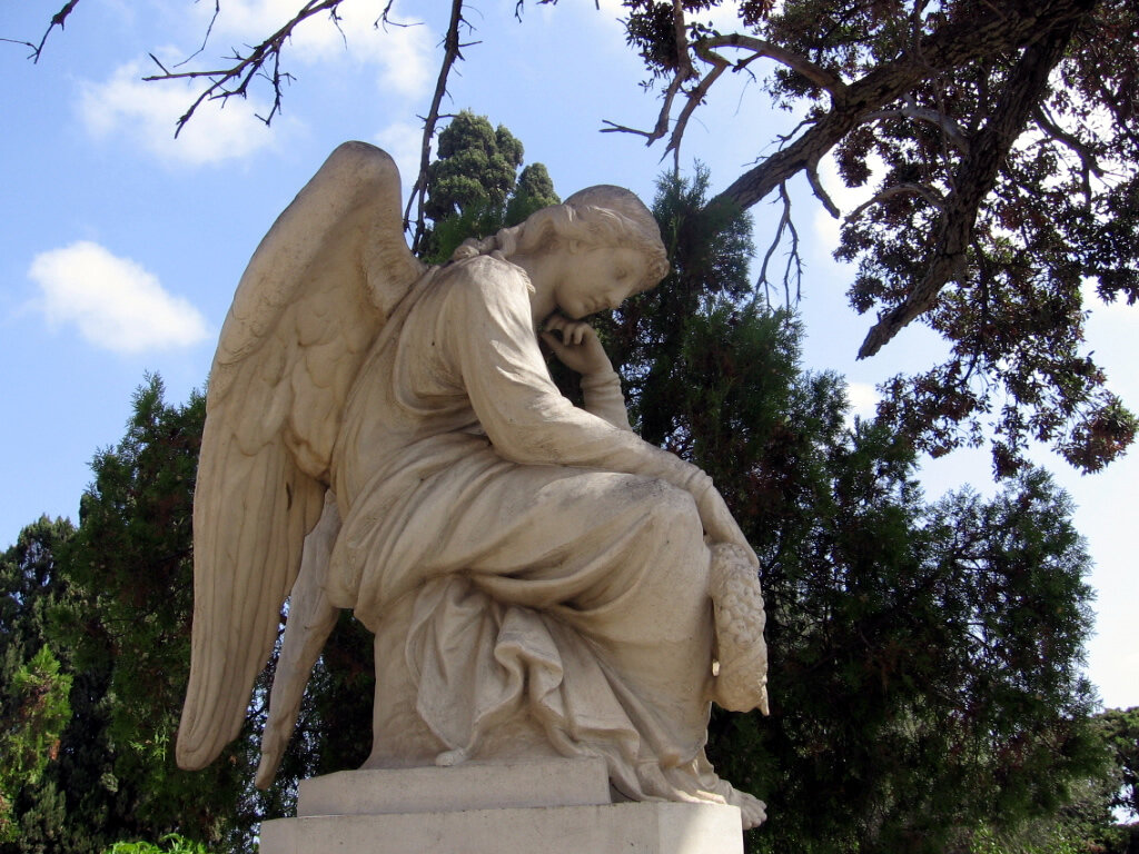 Park, sokak heykeli Сидящий ангел, Sosnoviy Bor, foto