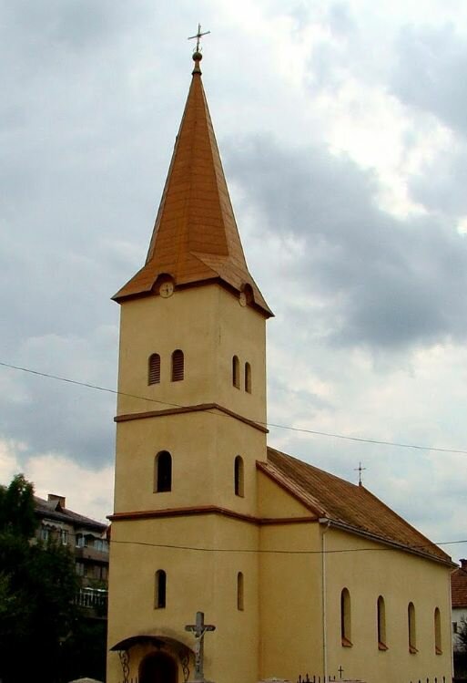 Bilardo salonları Церква Успіння Пресвятої Діви Марії, Svaliava, foto