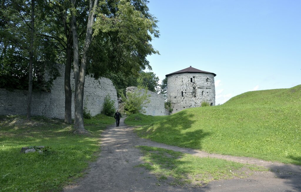 Ünlü kişilerin mezarları Леон Поземский, Pskov, foto