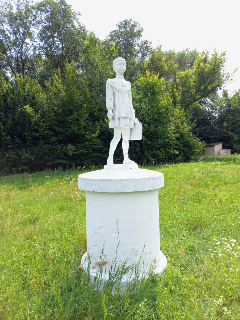 Park, sokak heykeli Девочка с портфелем, Brestskaya oblastı, foto