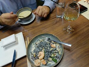 Ostrov Sushi (No:4, rayon Yuzhnaya Zhilaya Chast, mikrorayon Entuziastov), suşi restoranı  Novy Urengoy'dan