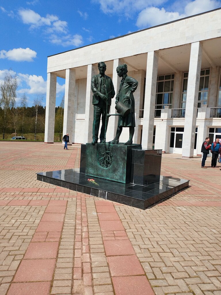 Anıt, heykel Музейщикам Пушкиногорья, Pskovskaya oblastı, foto