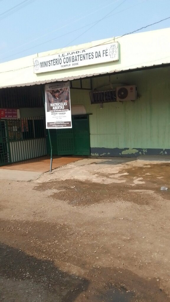 Protestan kilisesi Igreja Pentecostal Combatentes da Fé Sede, Loanda, foto