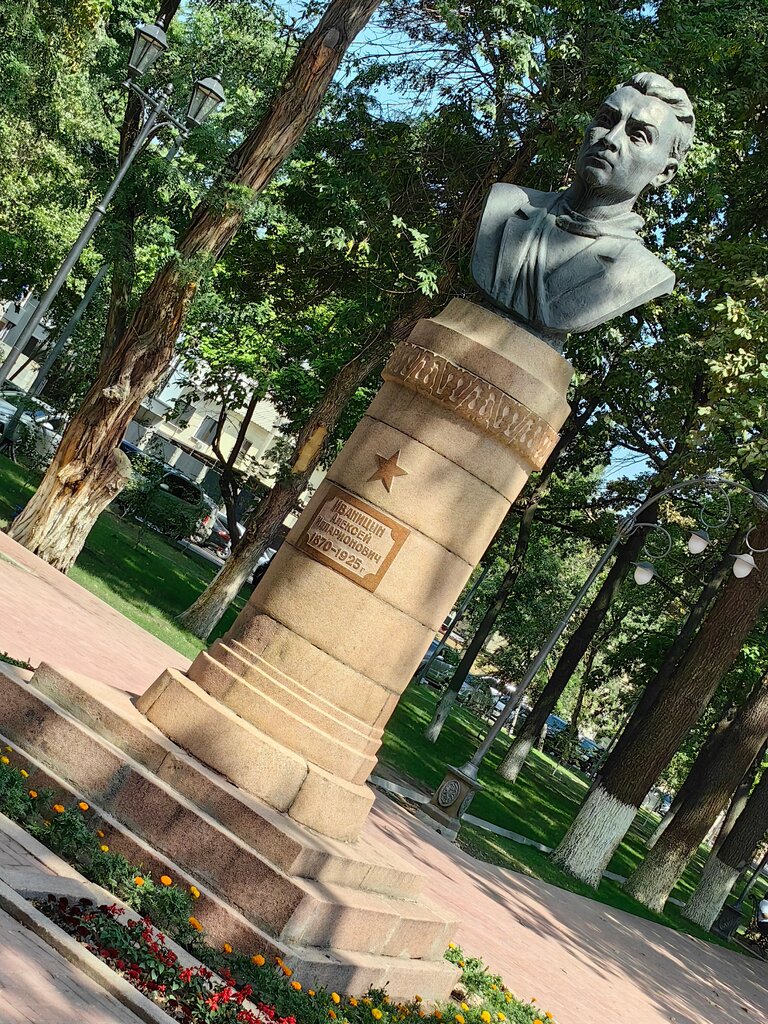 Anıt, heykel А. И. Иваницин, Bişkek, foto