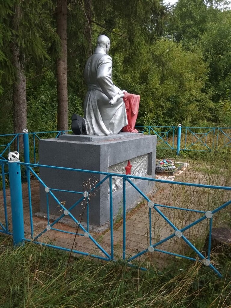 Anıt, heykel Братская могила воинов, Pskovskaya oblastı, foto