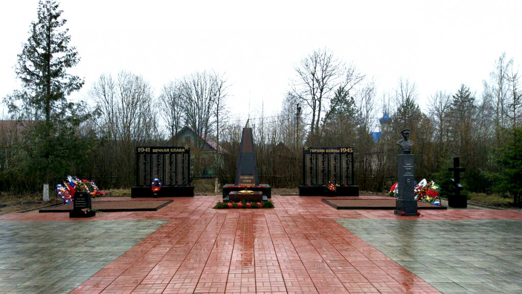 Anıt, heykel Братская могила советских воинов, Novgorodskaya oblastı, foto