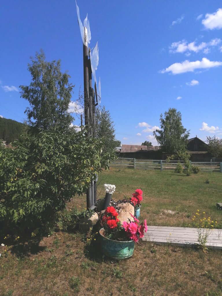 Anıt, heykel Стела Журавли к 70-летию Победы, участникам Великой Отечественной войны, Krasnoyarski krayı, foto