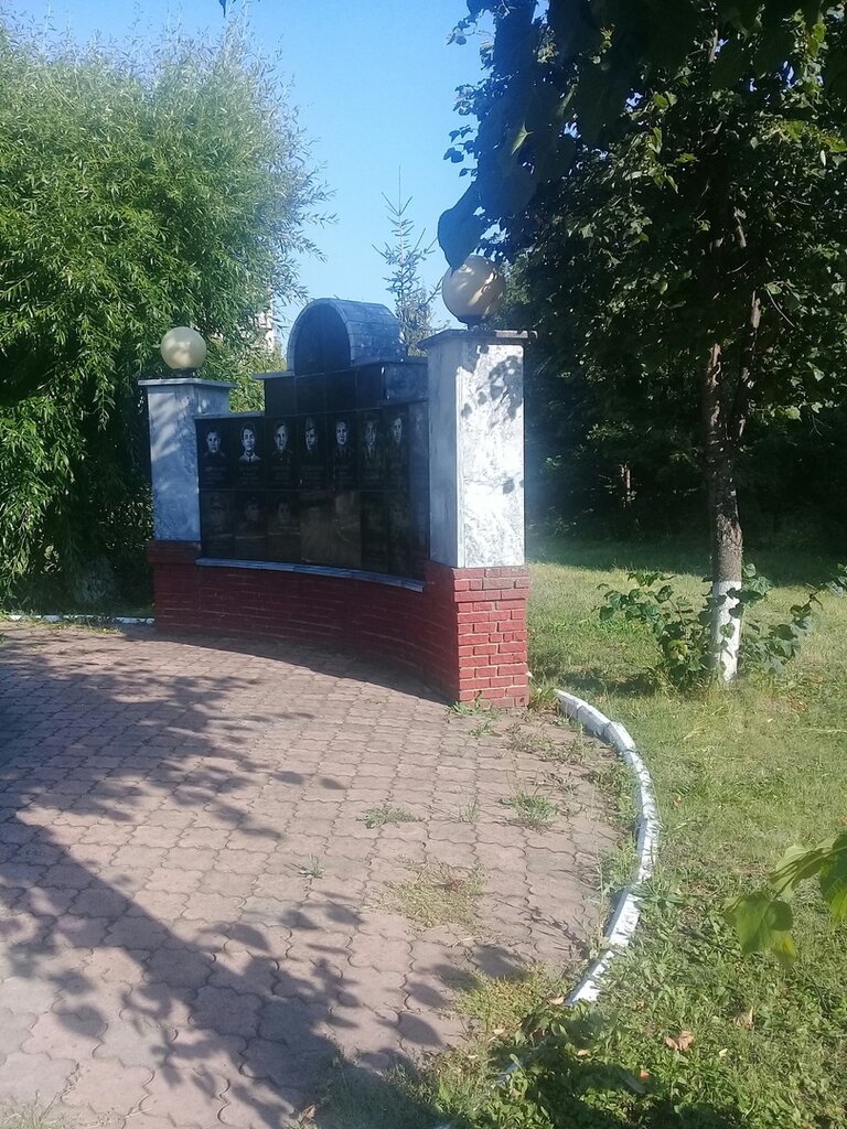 Anıt, heykel Стела Героев в Парке ветеранов, Alatyr, foto