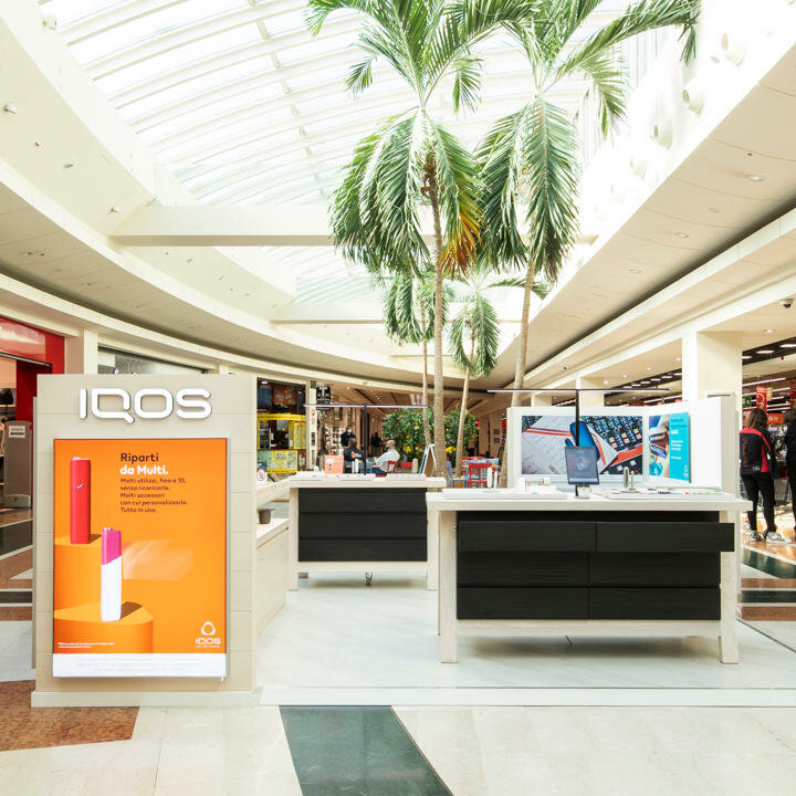 Elektrik ve elektrikli ürün mağazası Iqos Lounge, Lombardiya, foto