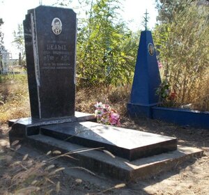 Могила В.М.Целых 1962-1981, младшего сержанта, погибшего при выполнении интернационального долга Афганистане (Krasnodar Territory, Tbilisskiy Municipal District, Maryinskoye selskoye poseleniye, khutor Zubov), anıt, heykel  Krasnodarski krayından
