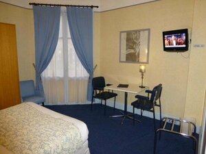 Trianon (Rue Desbrest No:9, Vichy), otel  Vichy'den