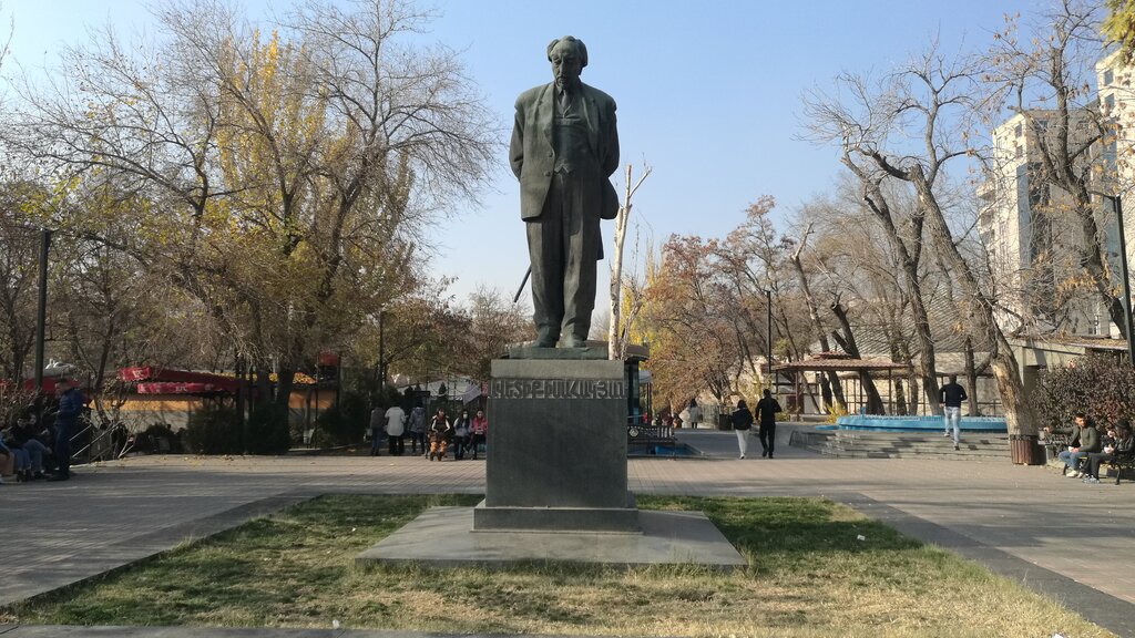 Anıt, heykel Avetik Isahakyan, Erivan, foto