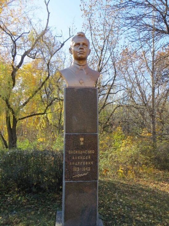 Anıt, heykel Алексей Васильченко, Krasnyi Luch, foto