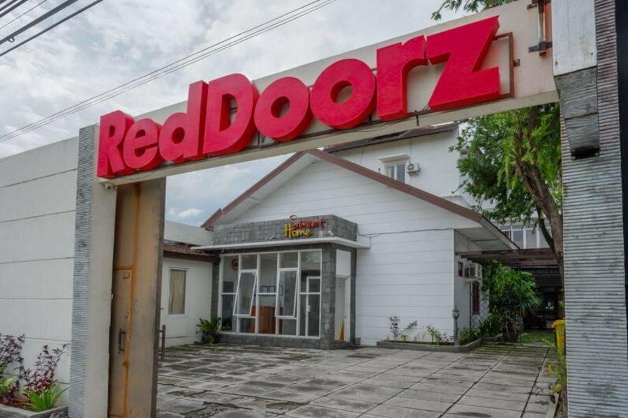 Otel RedDoorz @ Solo Baru, , foto