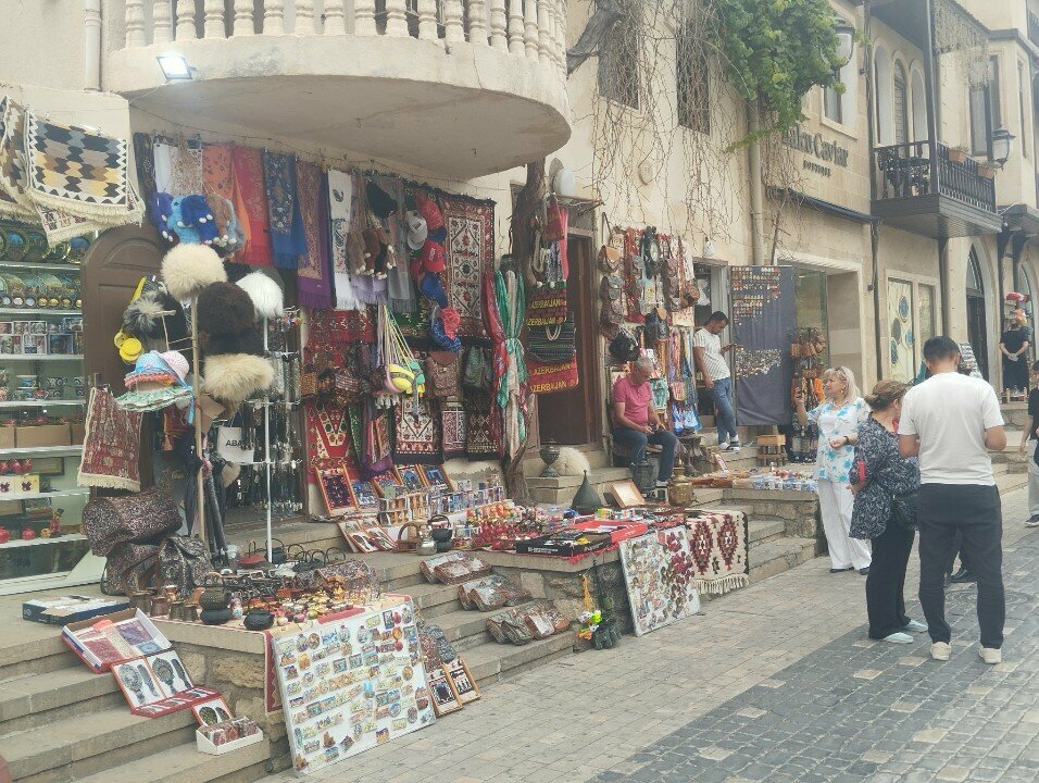 Hediyelik eşya mağazaları Магазин сувениров, Bakü, foto
