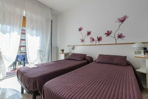 Nicole (Liguria, Provincia di Savona, Finale Ligure, Pietra Ligure), otel
