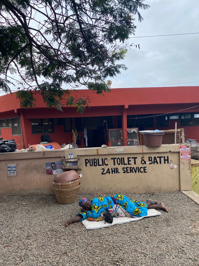Tuvalet Public Toilet and Bath, Akra, foto