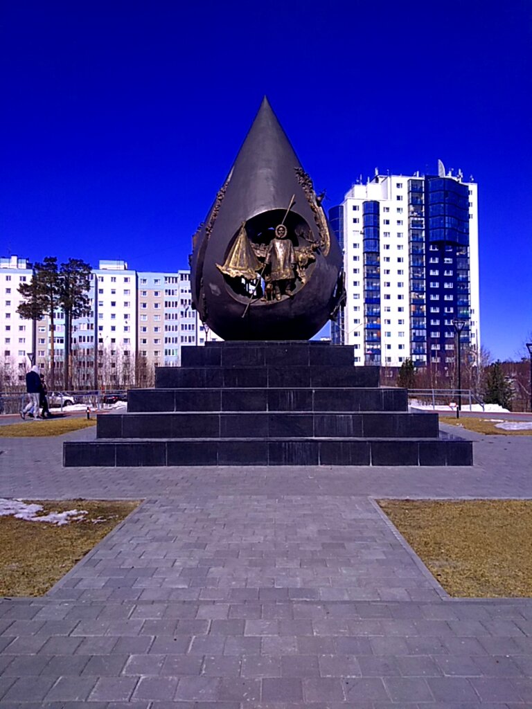Park, sokak heykeli Капля нефти, Kogalym, foto
