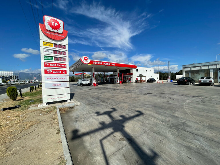 Benzin istasyonu Türkiye Petrolleri, Edremit, foto