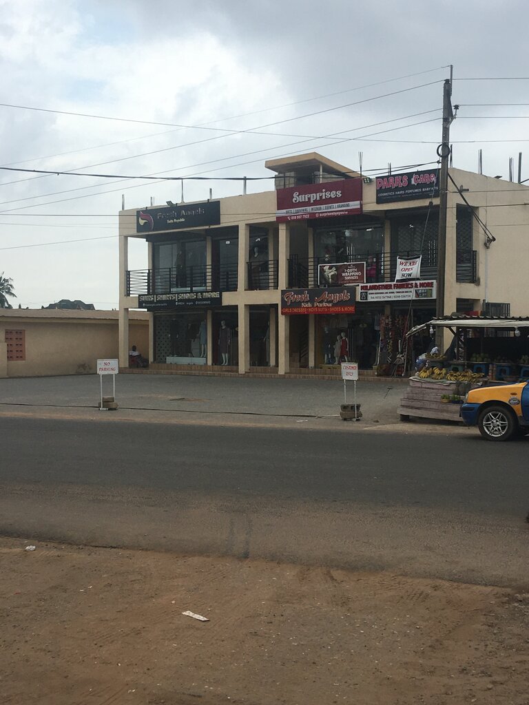 Giyim mağazası Milandsther fabric and more, Akra, foto