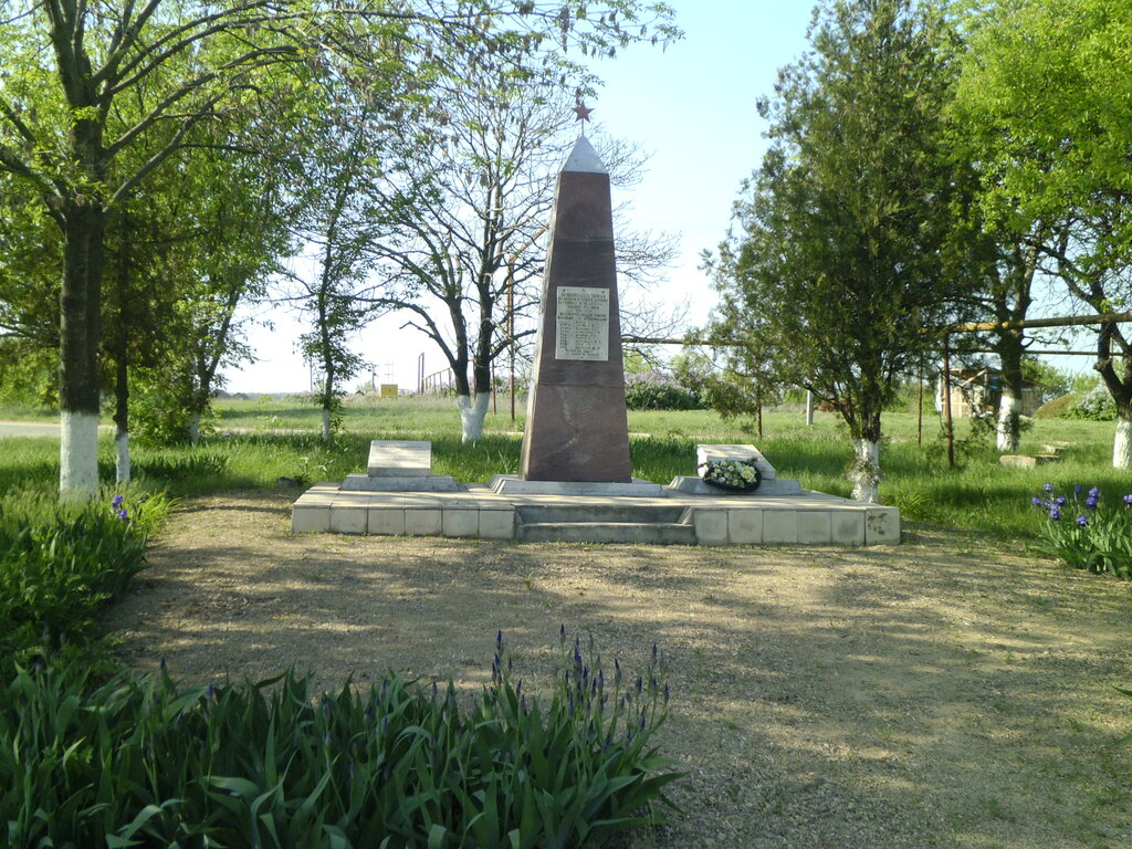 Anıt, heykel Памятник и 2 могилы, Rostovskaya oblastı, foto
