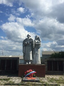 Воинам-землякам, погибшим на фронтах Великой Отечественной войны (Novosibirsk Region, Toguchinskiy rayon, selo Kourak, Tsentralnaya ulitsa), anıt, heykel  Novosibirskaya oblastından