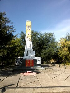 Обелиск воинам-землякам, павшим в годы Великой Отечественной войны (Saratov Region, Krasnopartizanskiy rayon, Rukopolskoye munitsipalnoye obrazovaniye, posyolok Chistopolskiy, ulitsa Radishcheva), anıt, heykel  Saratovskaya oblastından