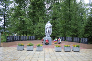 Погибшим воинам в годы в Великой Отечественной войны с мемориальными табличками (Vladimir Region, Gorokhovetskiy rayon, munitsipalnoye obrazovaniye Denisovskoye, posyolok Chulkovo, Bannaya ulitsa), anıt, heykel  Vladimirskaya oblastından