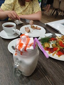 В своей тарелке (ulitsa Dmitriya Shcherbina No:11, Yasnogorsk), kafe  Yasnogorsk'tan