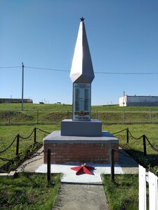 Стела павшим в годы Великой Отечественной войны (Samara Region, selskoye poseleniye Isakly, derevnya Krasny Bereg), anıt, heykel  Samarskaya oblastından
