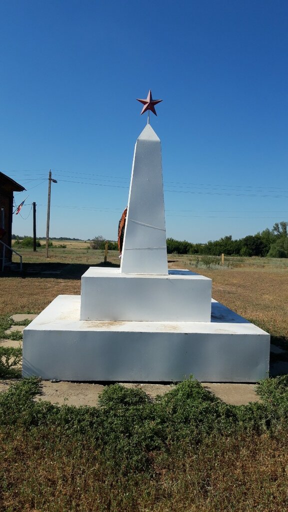 Anıt, heykel Воинам односельчанам, погибшим в годы ВОВ, Saratovskaya oblastı, foto