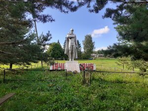 Землякам, павшим в годы Великой Отечественной войны (Bryansk Region, Rognedinskiy rayon, Voronovskoye selskoye poseleniye, derevnya Lutovinovka), anıt, heykel  Brianskaya oblastından