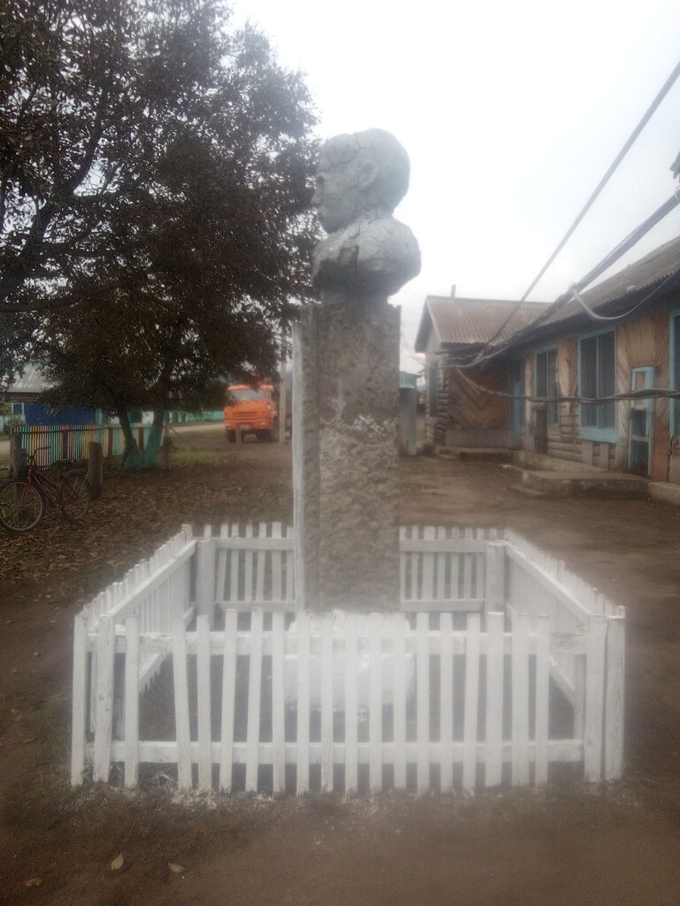 Anıt, heykel Герой Советского Союза Ф.М. Хлуднев, Zabaykalski krayı, foto