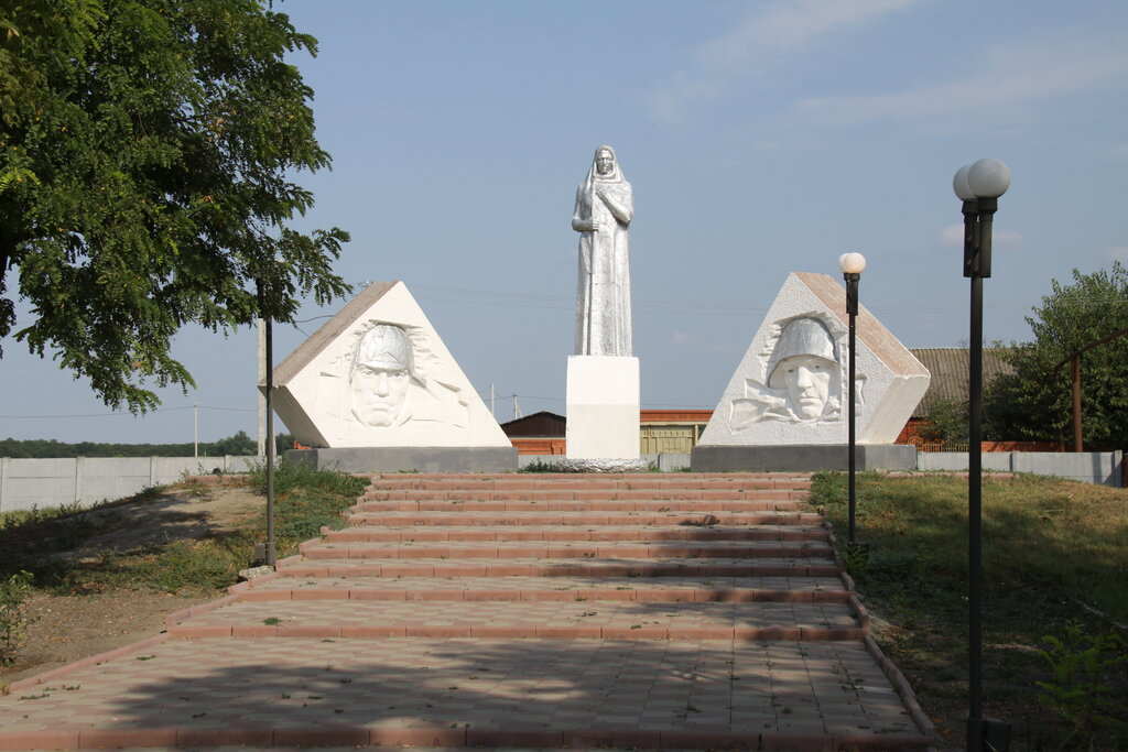 Anıt, heykel Скорбящая мать, Çeçen Cumhuriyeti, foto