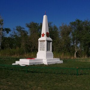 Обелиск воинам, погибшим в ВОВ (Omsk Region, Tyukalinskiy rayon, posyolok Oktyabrskiy), anıt, heykel  Omskaya oblastından