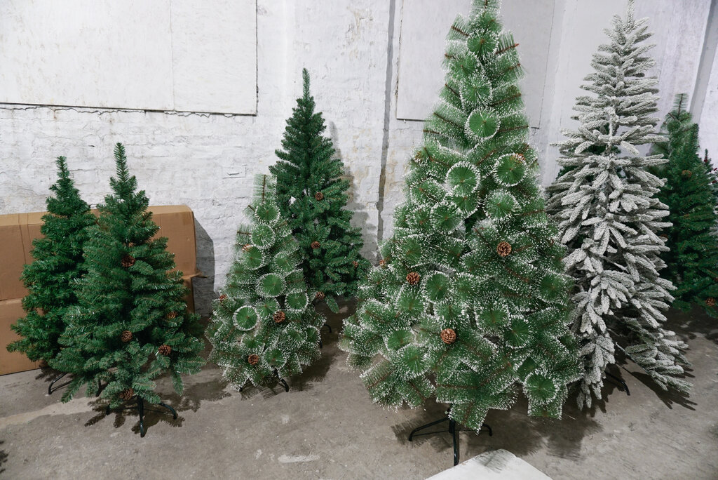 Yapay çam ağaçları ve süsleri OptBazaar, Yekaterinburg, foto